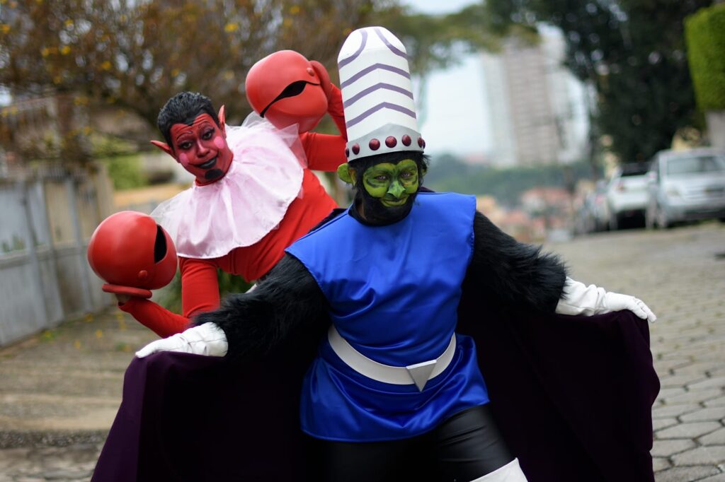 Dupla faz ensaio cosplay inspirado em vilões icônicos de As Meninas ...